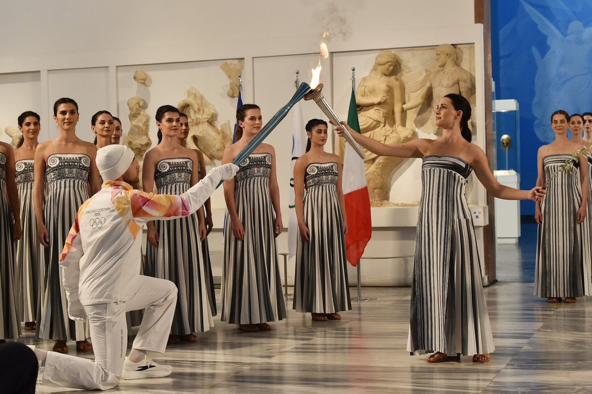 (Видео) Запален Олимпискиот факел за Зимските игри Милано Кортина 2026 во античка Олимпија ...