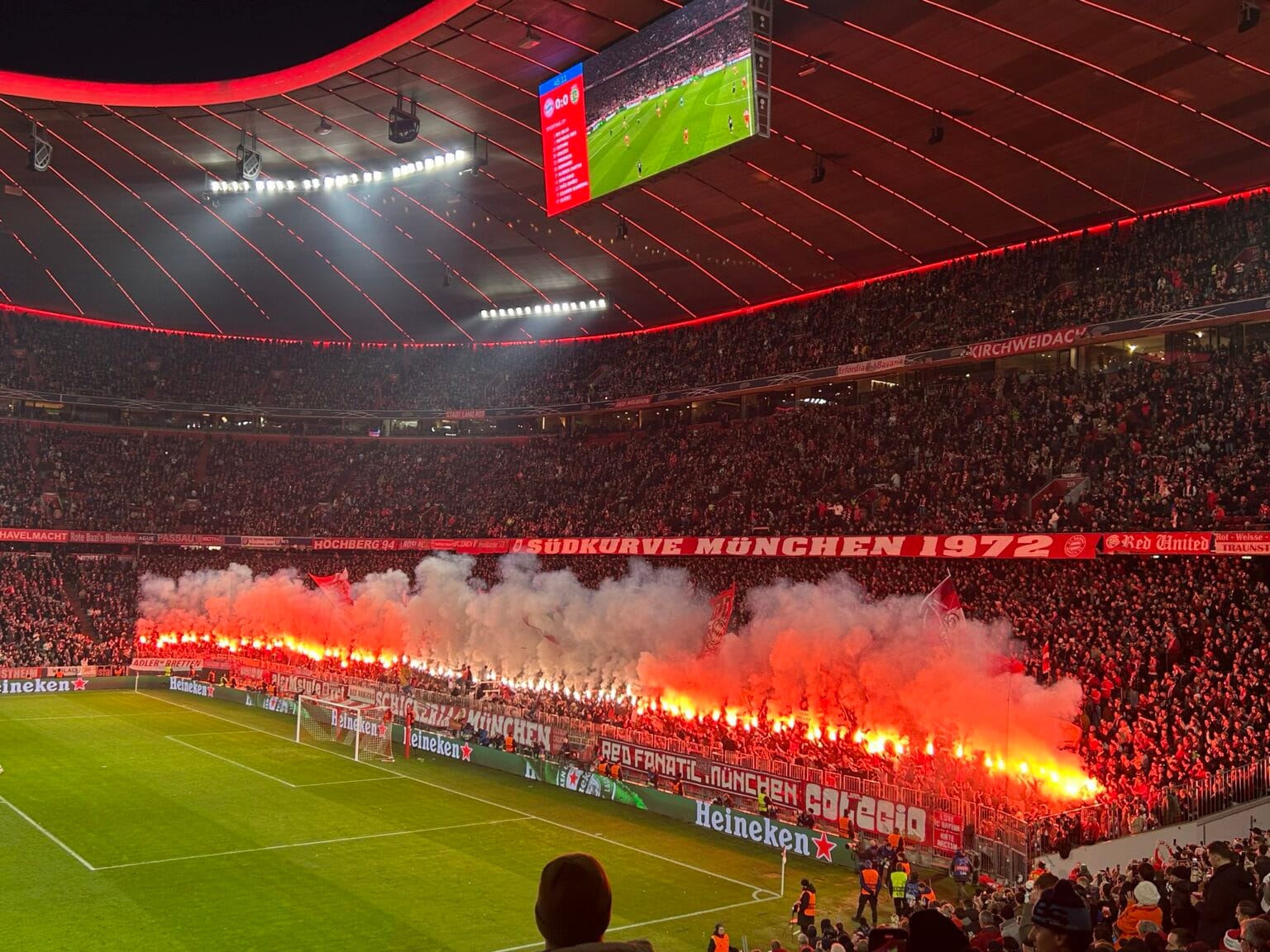 (Видео) Огнено шоу на навивачите на Баерн Минхен! - SportStation.mk